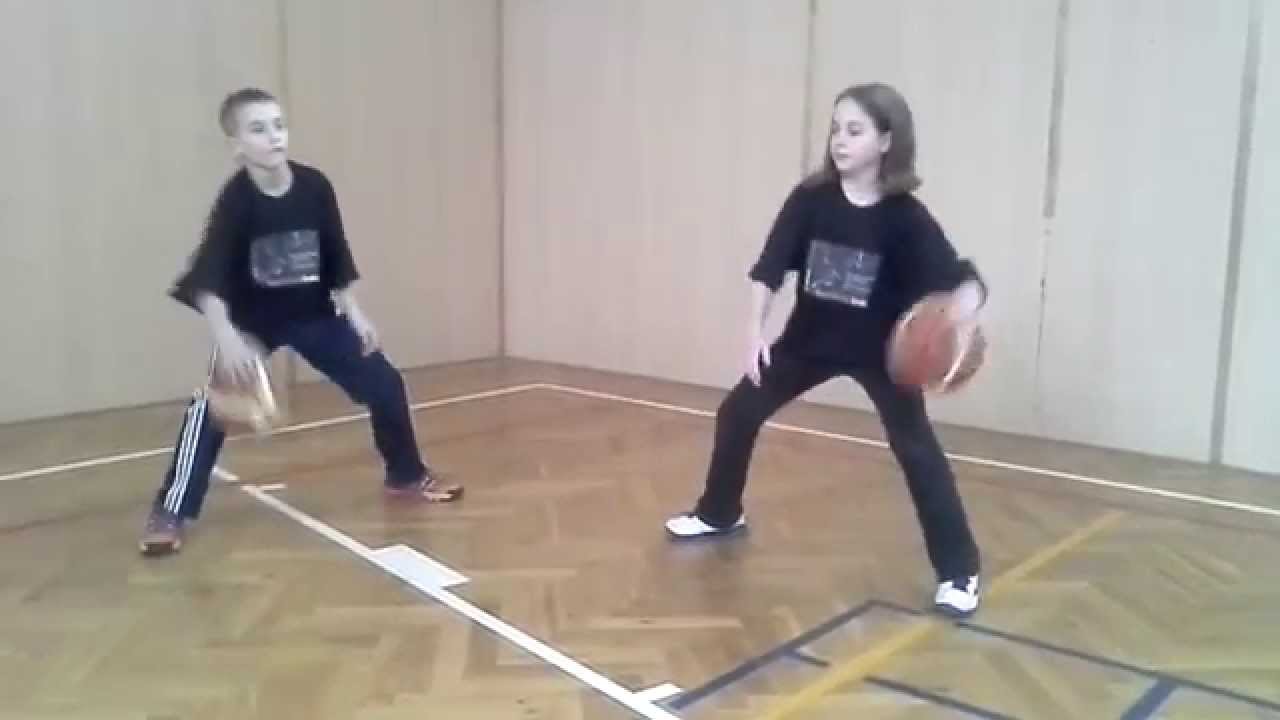 Figure Eight (Add One Dribble) www.BasketballDrills.cz - YouTube