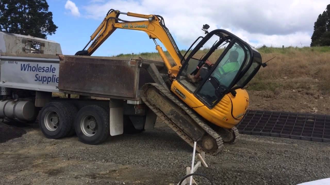 Digger on truck no ramps, 1 minute - YouTube