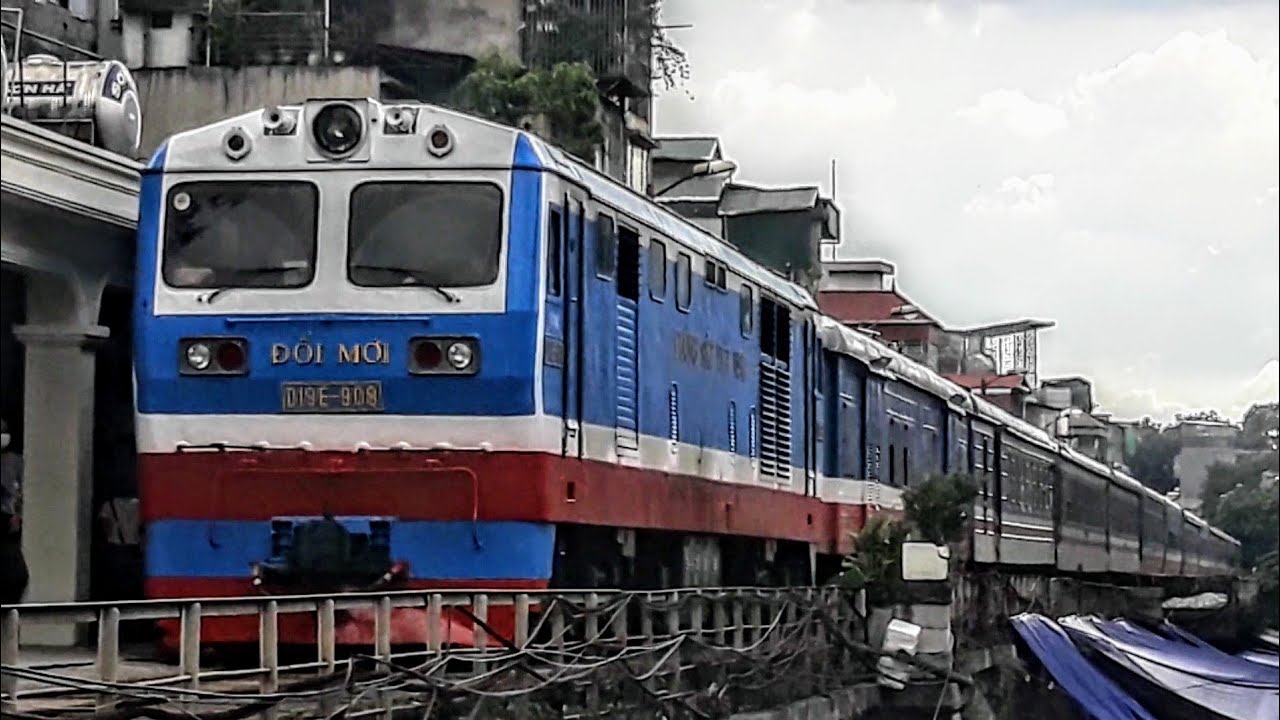 ĐOÀN TÀU LP5 ĐI HẢI PHÒNG KÉO BỞI D19E-908 MỚI RA LÒ VÀO GA LONG BIÊN ...