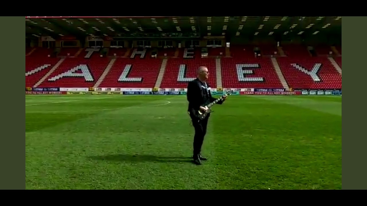 Thomas Sandgaard Playing The Guitar At The Valley - YouTube