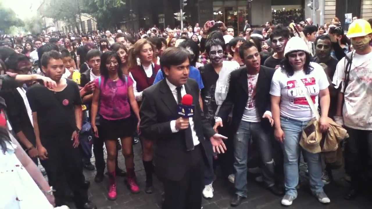 Zombie Walk 2012 México DF -Ataque a un Reportero de TV Azteca - YouTube