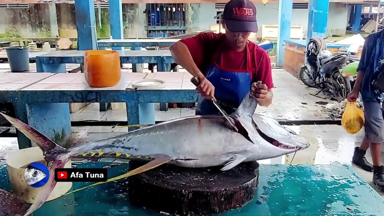 This young man's skilled hands ‼️🔥 with an amazing sharp machete cuts fresh tuna - YouTube