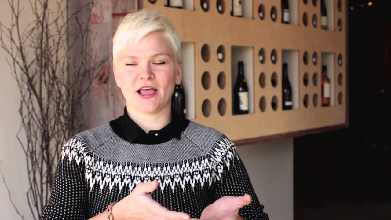 A winemaker teaches a chef to taste wine. - YouTube