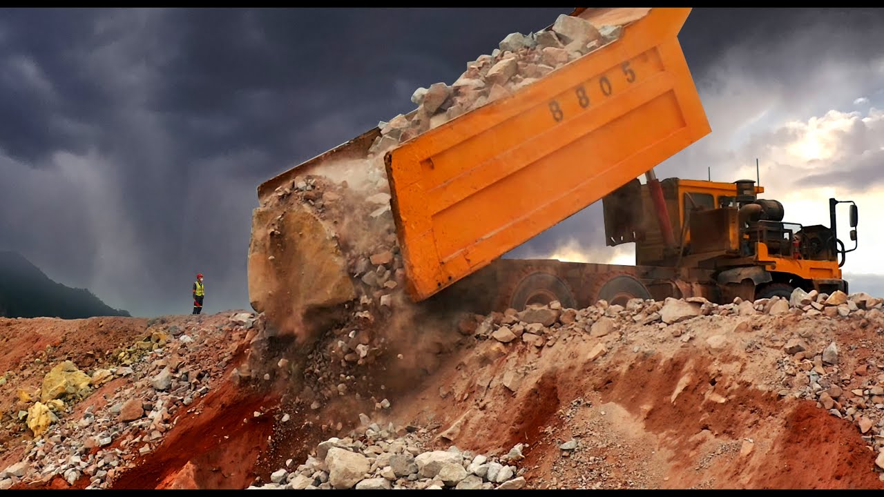Heavy trucks loaded with stone materials witnessed a shocking scene of ...