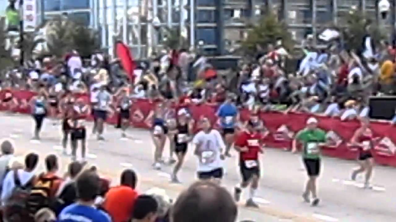 Juggler at Chicago Marathon (10.10.10) - YouTube
