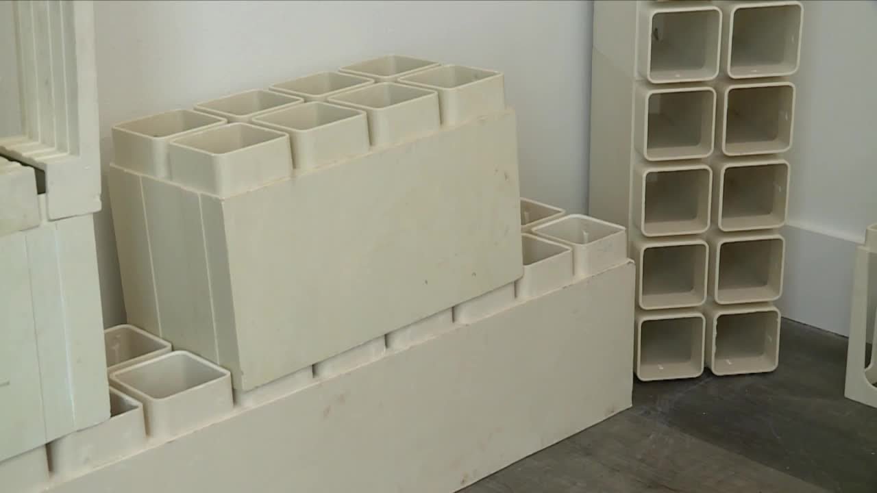 Palm Springs apartments built using Lego-like blocks - YouTube