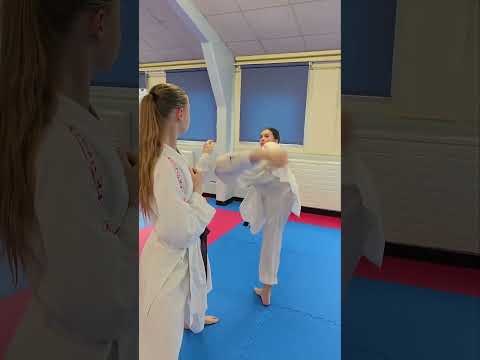 Karate girls face Kicks #karate #facekick #barefoot #karategirls #feettouchface