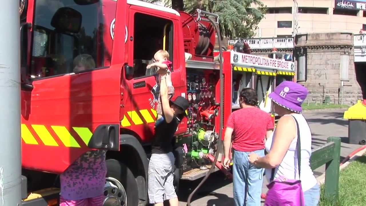 The Melbourne Metropolitan Fire Brigade at Moomba 2012 - YouTube