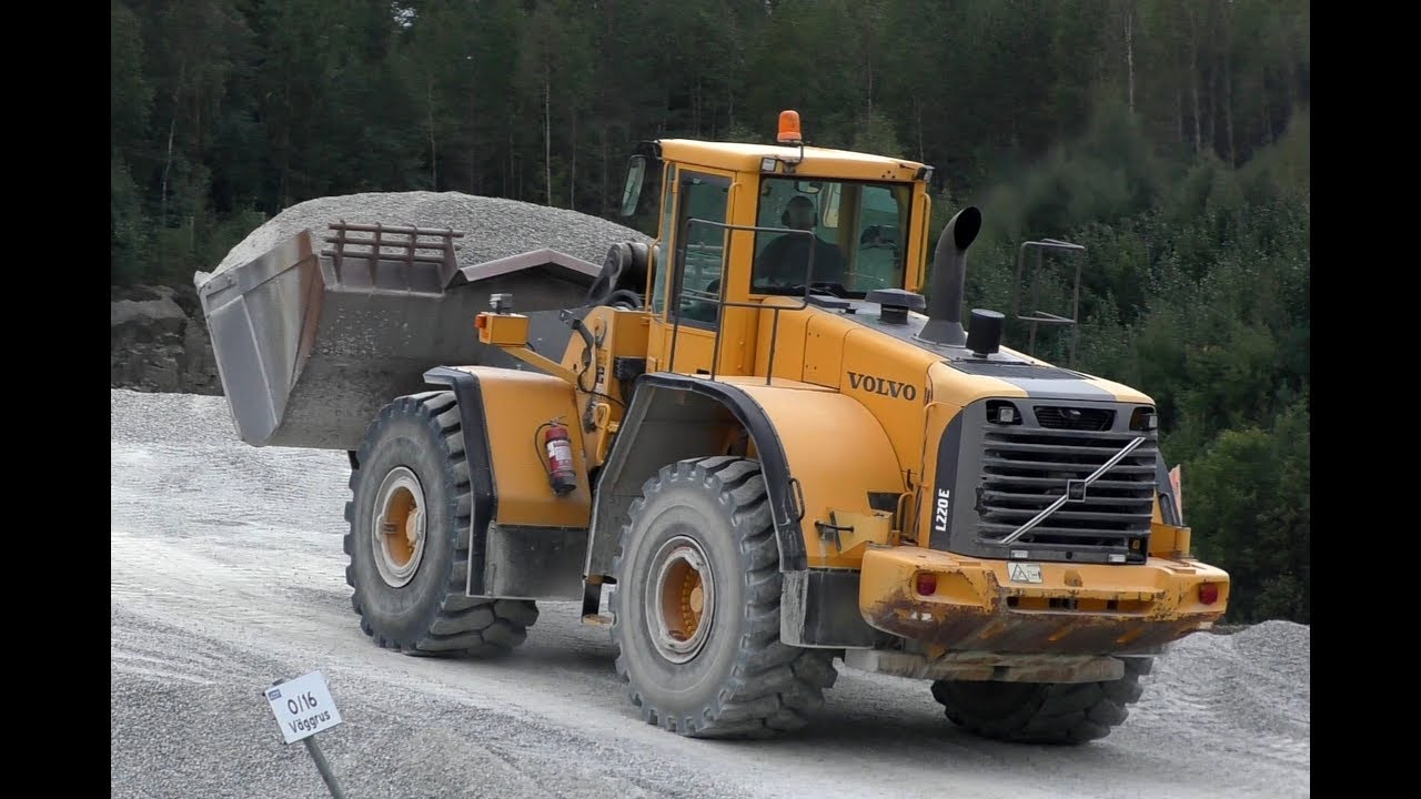 Volvo L220E Working - YouTube