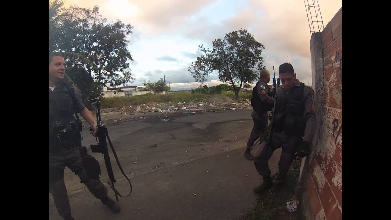 Policial Rambo da Zona Oeste do R.J. em Operação na favela de Antares ...