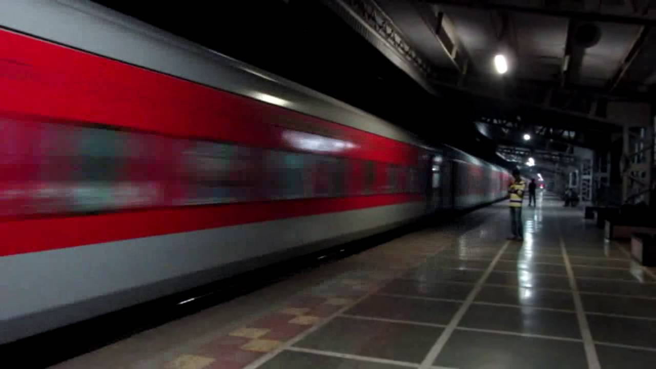 12431 Trivandrum Rajdhani hits 120 at Palghar - YouTube