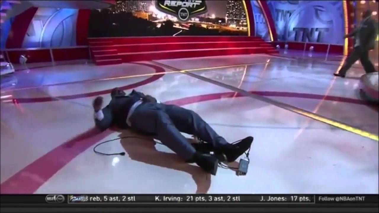 Shaquille O'Neal Falls Down during Halftime Report Slow Motion - YouTube