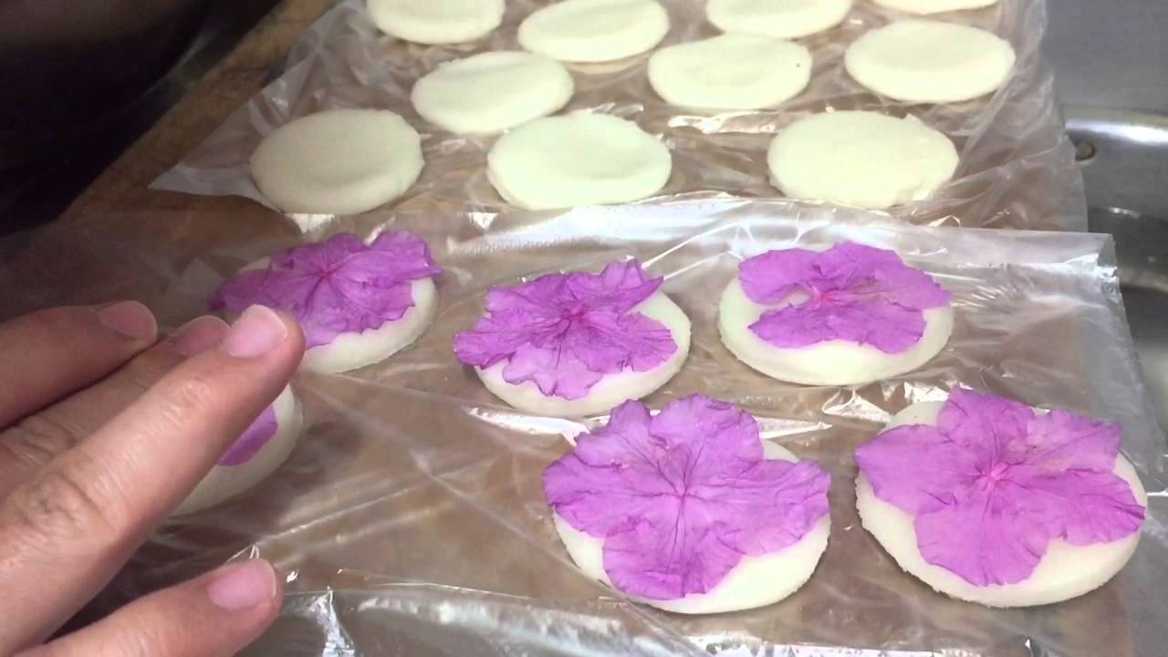 화전만들기 how to make a 'hwajeon' (flower pancake) - YouTube