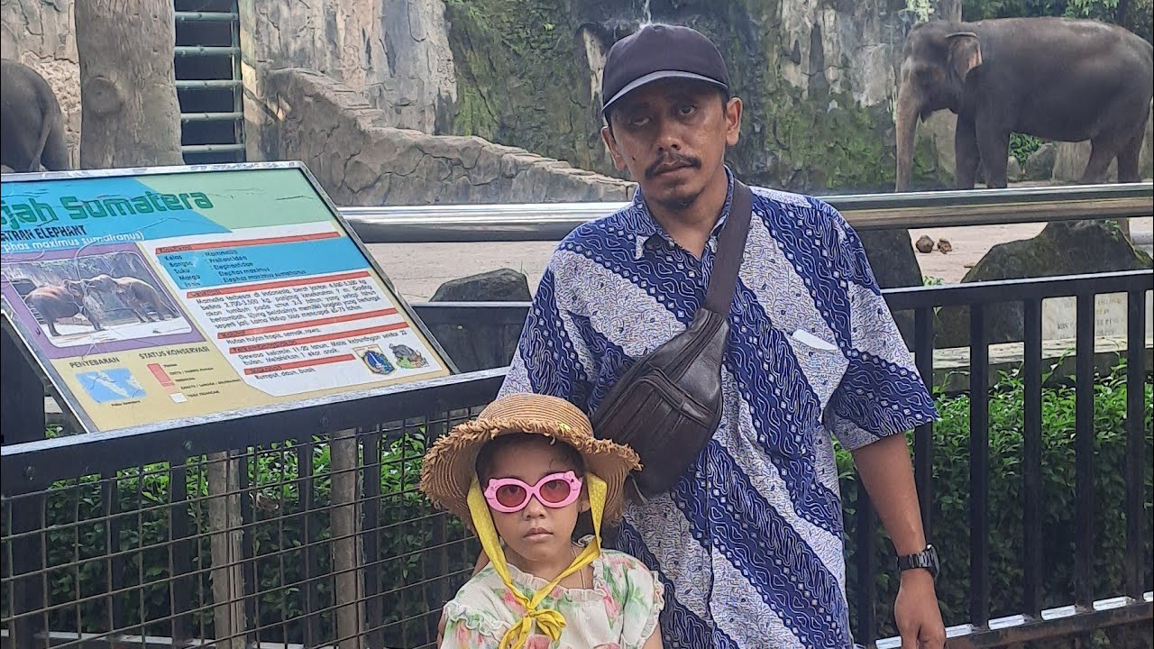 Rayna Funny Daily Vlog sedang live Di Ragunan ,ada gajah ,macan ...