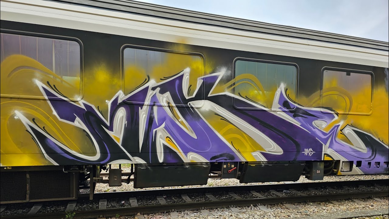 How to Paint a Train? Graffiti Art on Trasher! #painting - YouTube