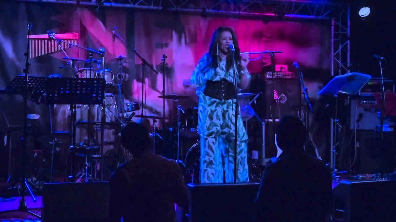 LYDIA LAWRENCE AU NEW MORNING - YouTube