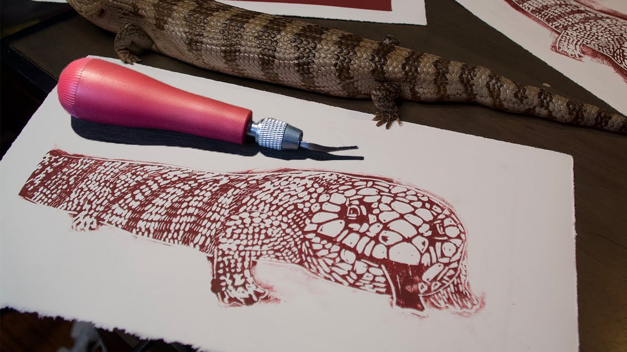 Detailed Lizard Linocut Carving *Satisfying* - YouTube