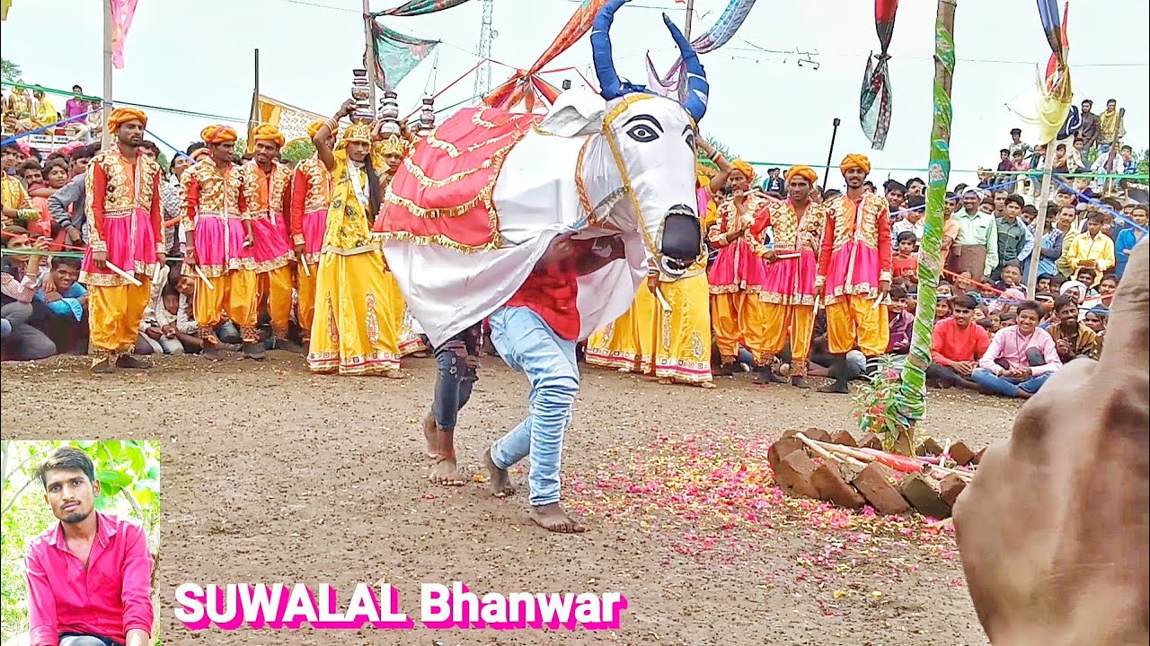 ADIVASI GUJRATI GARBA DANCE - YouTube