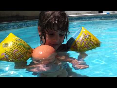 Giulia Poma na piscina brincando - 20-02-2012