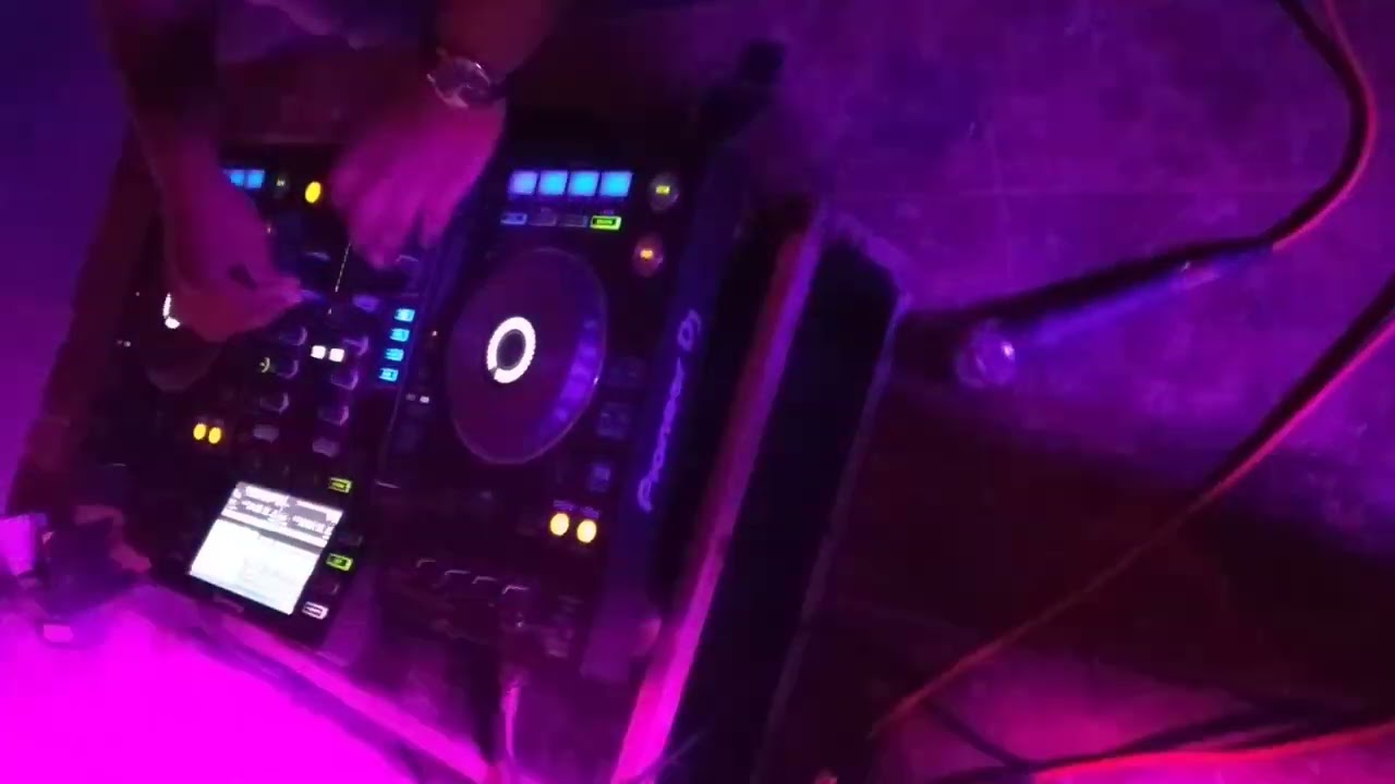 How A Simple DJ Setup Looks | Party Time How To BEE - YouTube