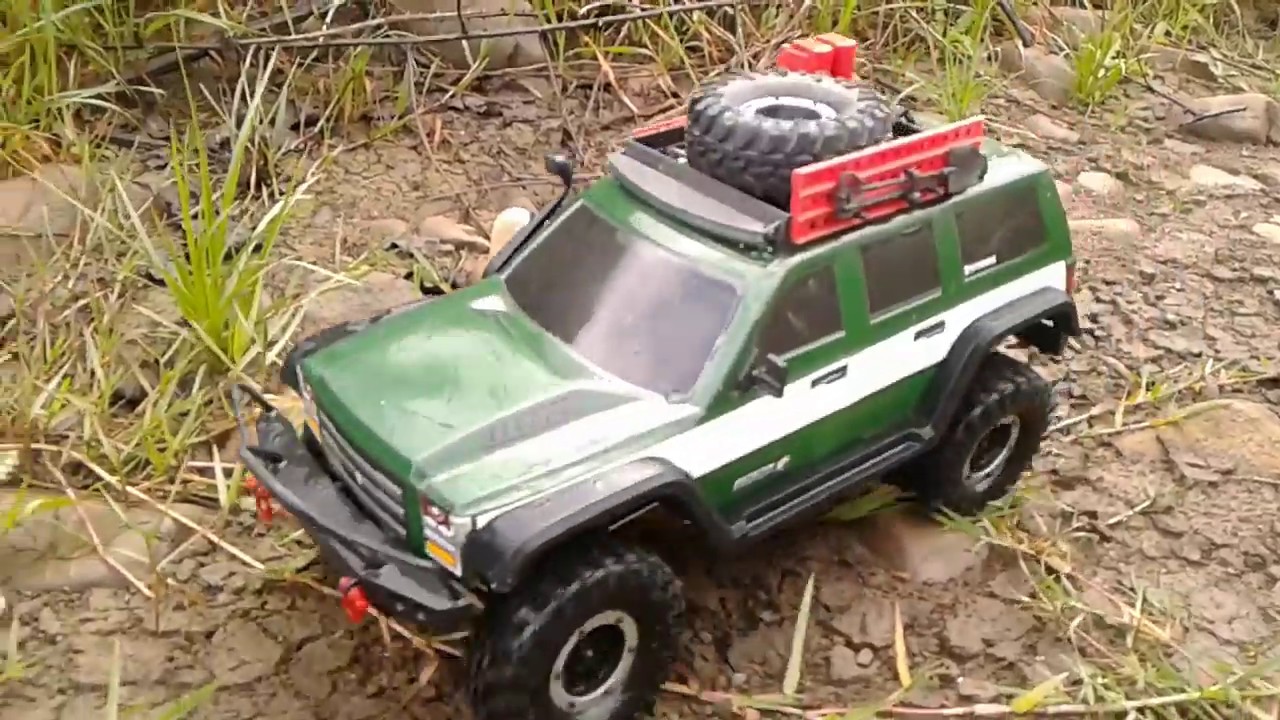 RC EVEREST GEN 7 PRO CRAWLING ON A RAINY DAY! - YouTube