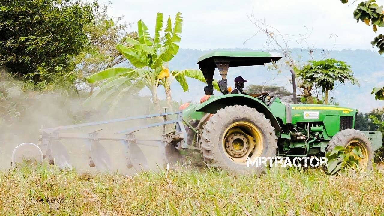 Sugarcane Tractor John Deere 5715 Working รถไถนาเดินตาม - YouTube