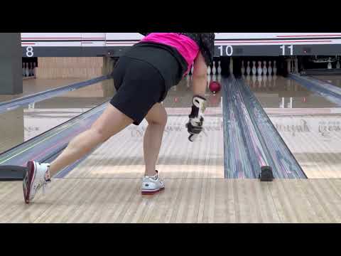 볼링 [BRUNSWICK-ATTITUDE CONTROL] 브런스윅 에티튜드컨트롤 볼모션 여자볼러 여자프로 - YouTube