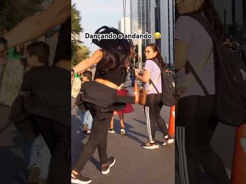 Dançando e andando 😂 teria coragem? Walking Dance Shuffle Dance Challenge #dance #shuffle #shorts