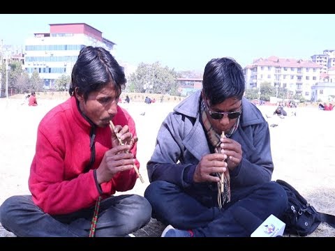महुरी बाजा बजाउँदै भेटिए यी दुई म्याग्देली युवक नन्दी केशर पार्कमा ...