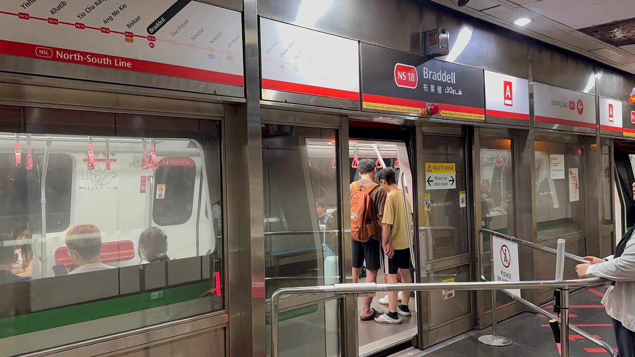 SMRT - Dislodged Platform Screen Door at Braddell - YouTube