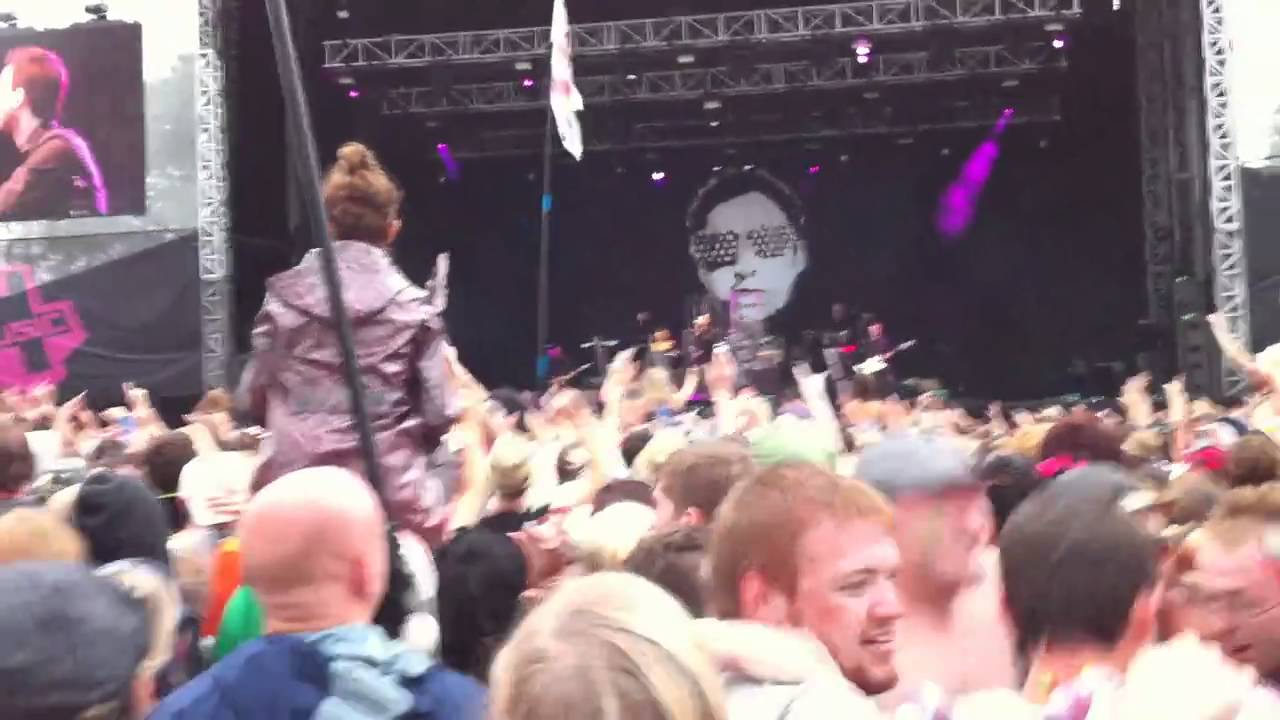 Calvin Harris V Festival 2010 - YouTube