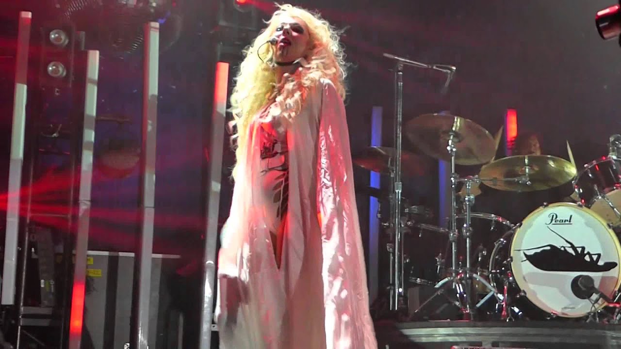 Papa Roach Gravity Feat. Maria Brink Live In Mankato - YouTube