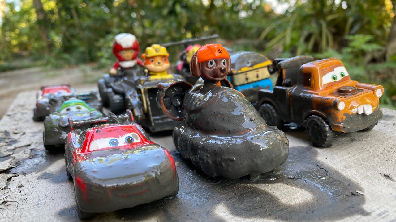 Disney Pixar Cars fall into the water: Lightning McQueen, Chick Hicks ...