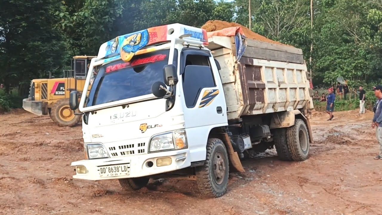 MOBIL TRUK. Truk Muatan Tanah Isuzu ELF & TRUK BESAR Nyaris Oleng ...