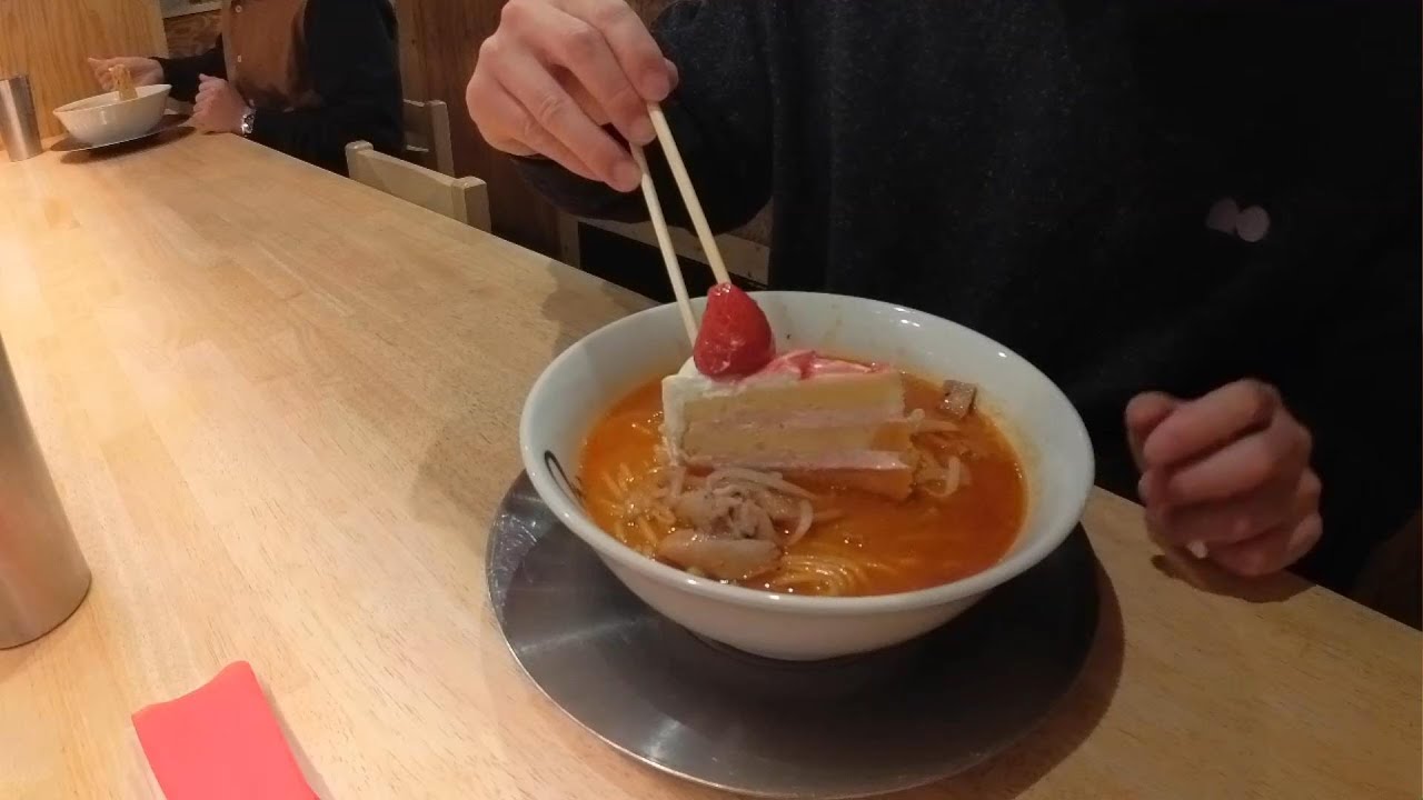 Ramen topped with strawberry shortcake! [Osaka gourmet tour]苺のショートケーキが ...