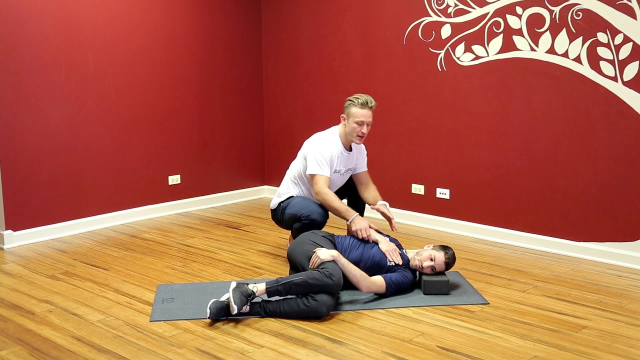 Thoracic Spine Rotation (Side Lying) - YouTube