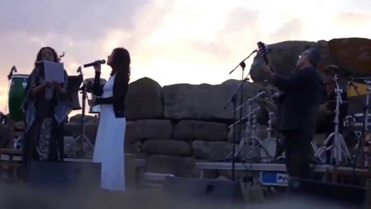 Noa in Siddi Sardinia singing with Stefania Secci - Non potho reposare ...