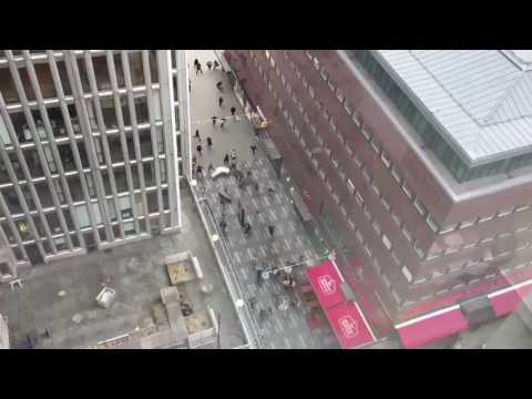 Stockholm'de bir kamyon yayaları ezerek AVM olduğu belirtilen binaya girdi:3 kişi öldü!