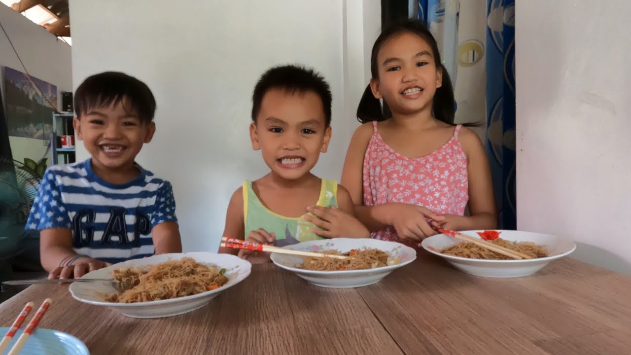 Vlog #6 - Eating Pancit using Chopsticks! (May nagkutsara haha) - YouTube