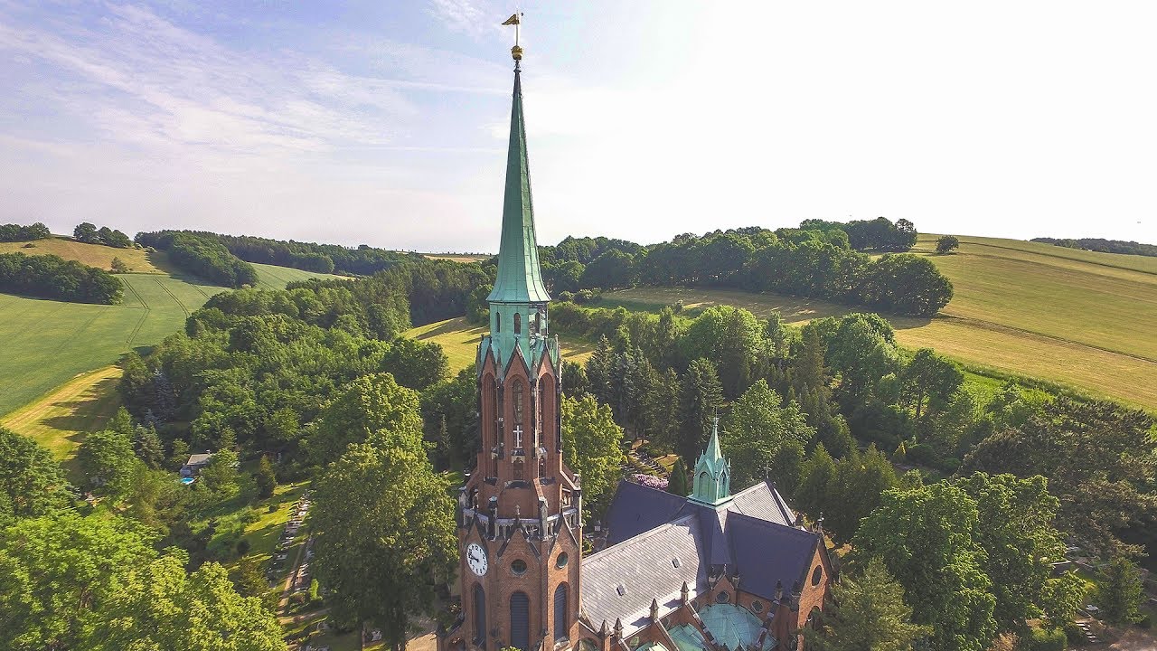 Luftaufnahmen St. Jakobus Kirche zu Reinsdorf - YouTube