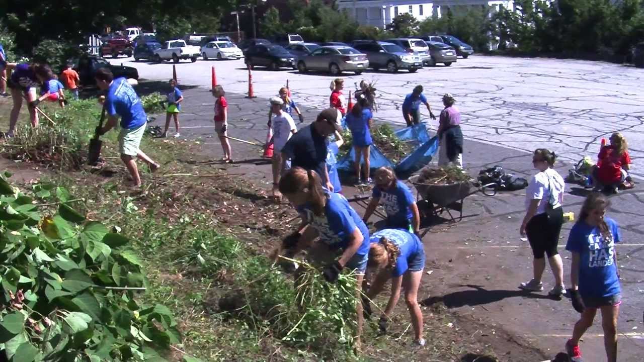 Connecticut College Orientation 2013: Community service day - YouTube