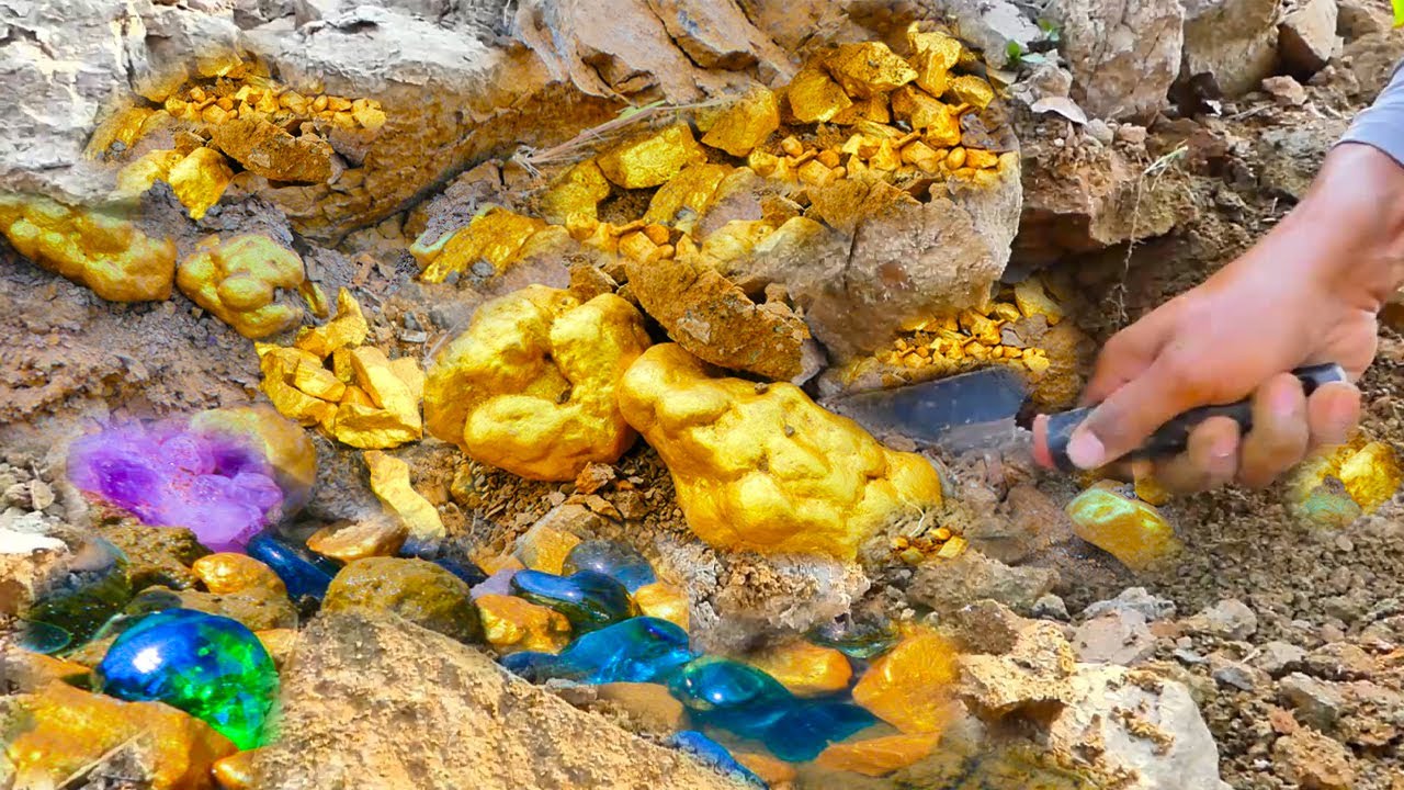 Can't believe my eye! digging gold treasure under stone at mountain ...