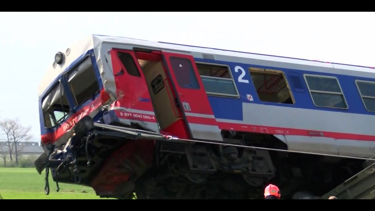 LKW von Zug erfasst: Mehrere Verletzte - YouTube