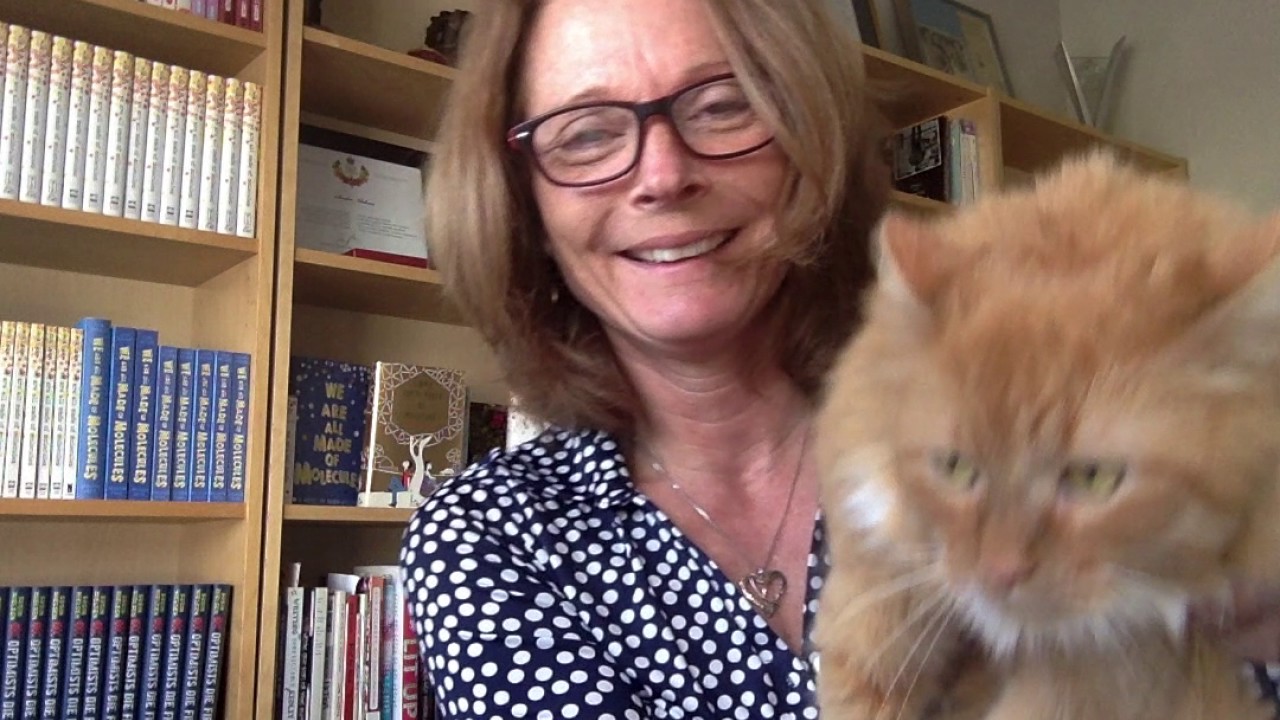 Susin Nielsen talks all things 'Optimists Die First' avec cat - YouTube