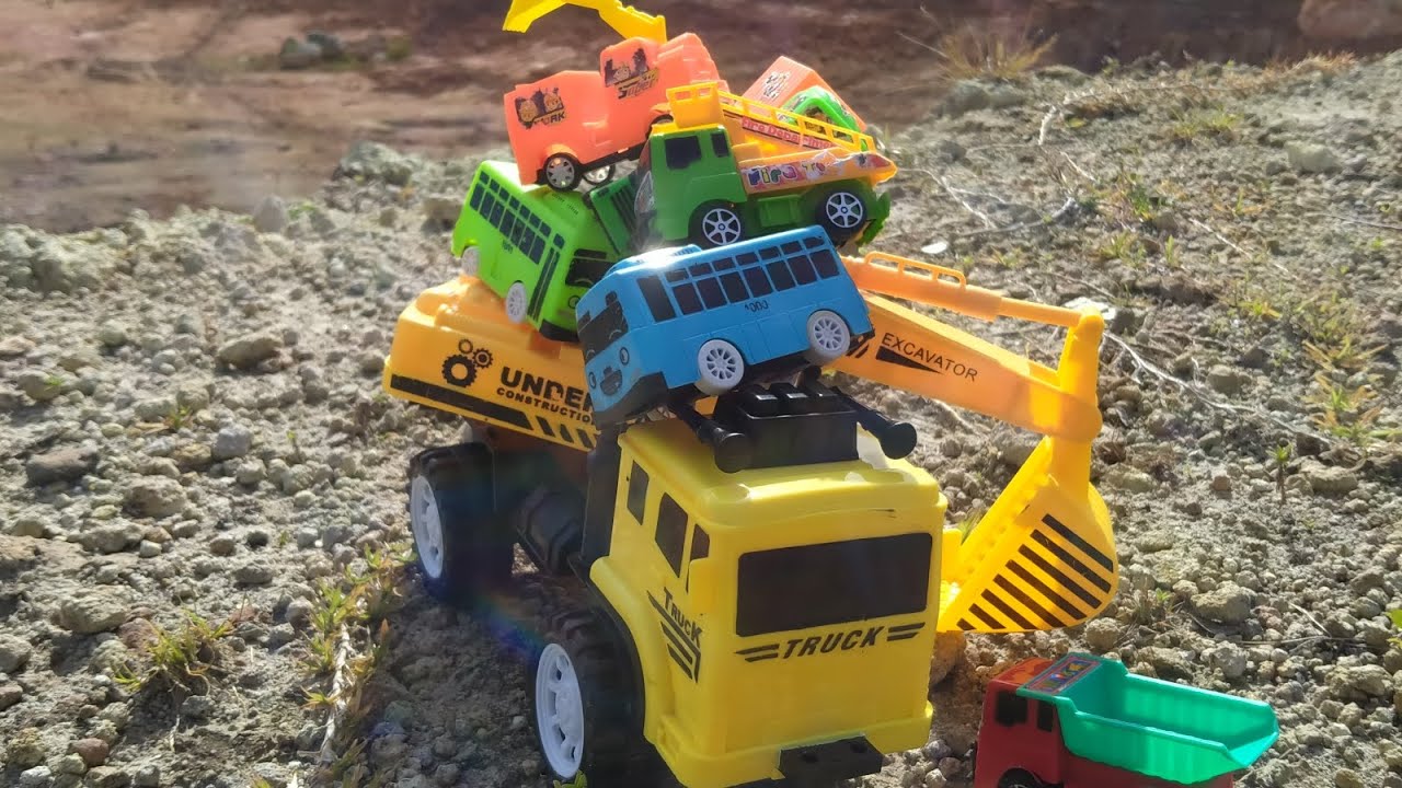 Mobil Dump Truck Excavator dikerumuni sama mobil kecil" - YouTube