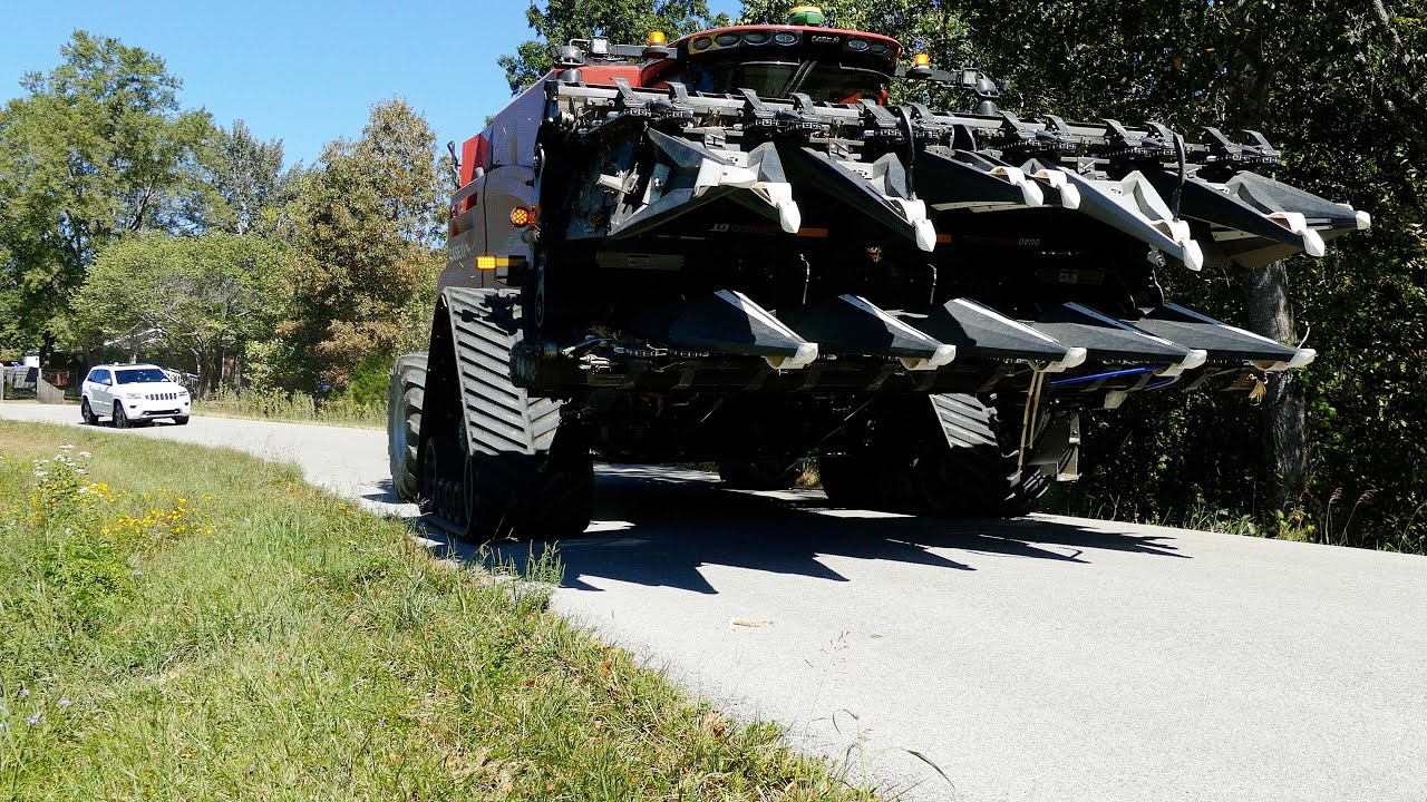 John Deere X9 1000 & Case IH 8260 Axial-Flow harvesting Corn - YouTube