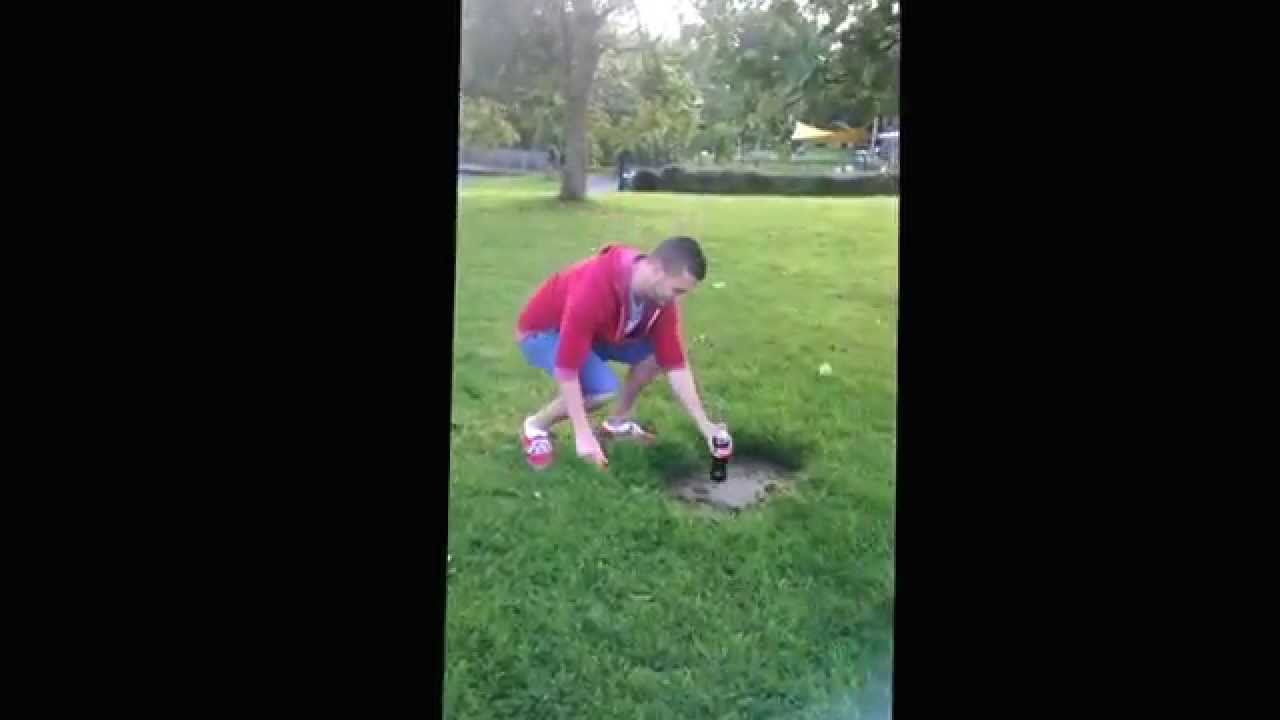 Mentos experiment Andrew UWE - YouTube