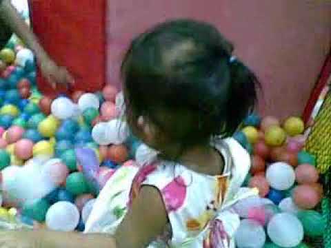 KK Nabilla mandi bola sama ayah🤗🥰