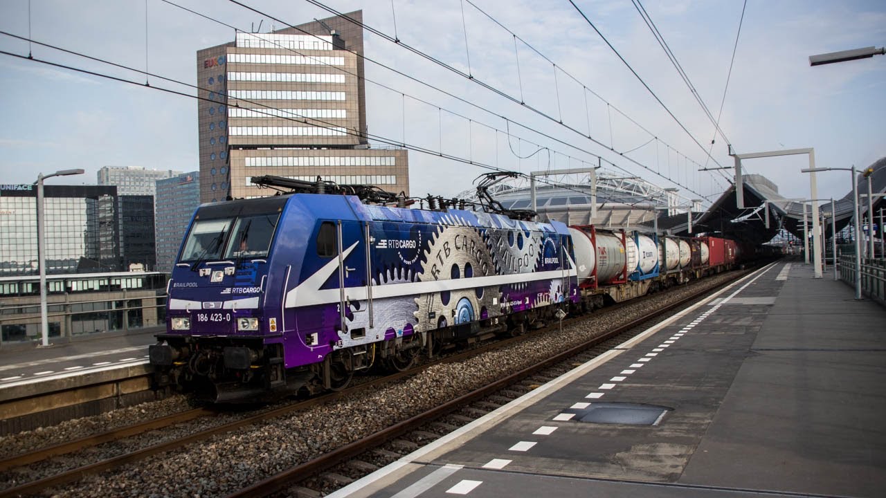 RTB Cargo Br186 423 "Uhrwerk" with the PCC-shutle through Amsterdam ...