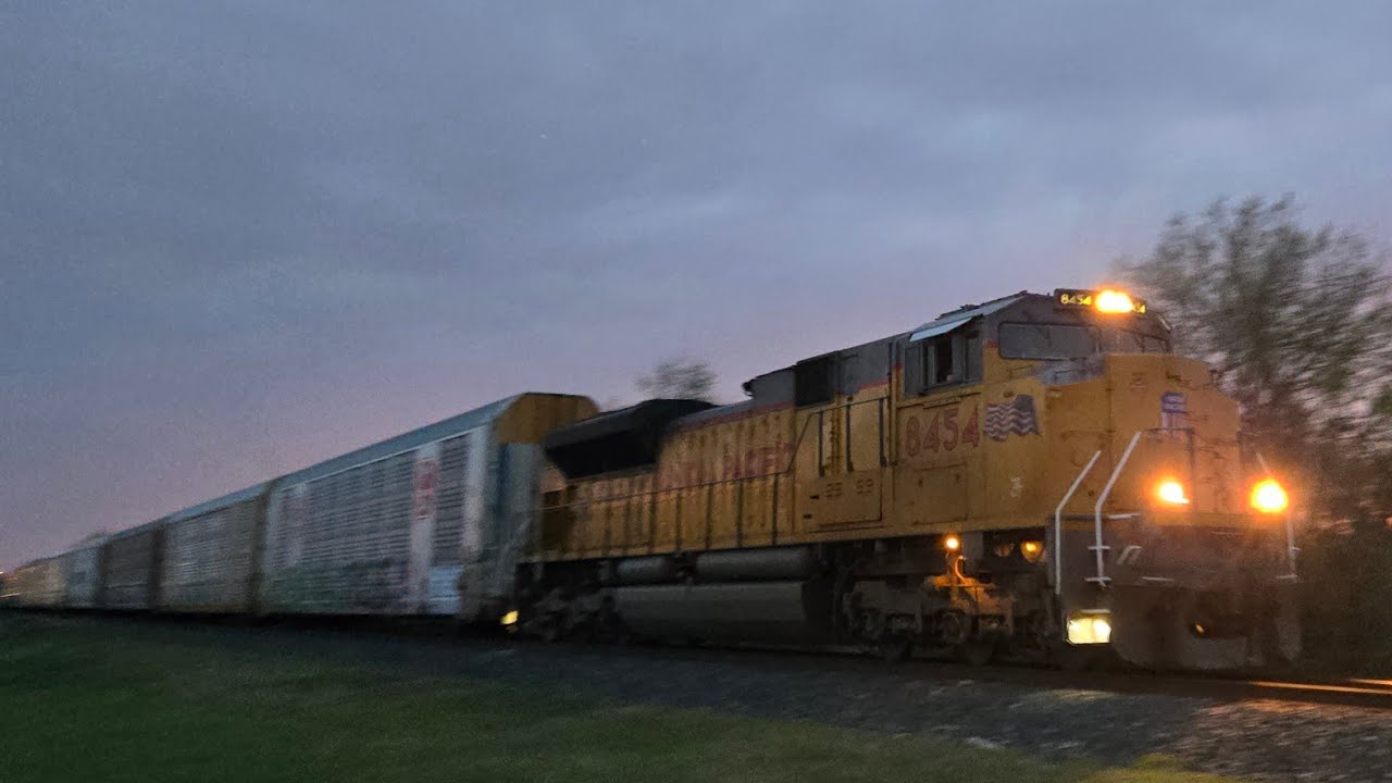 Union Pacific 8454 leads a northbound mixed freight through Hutto Texas ...